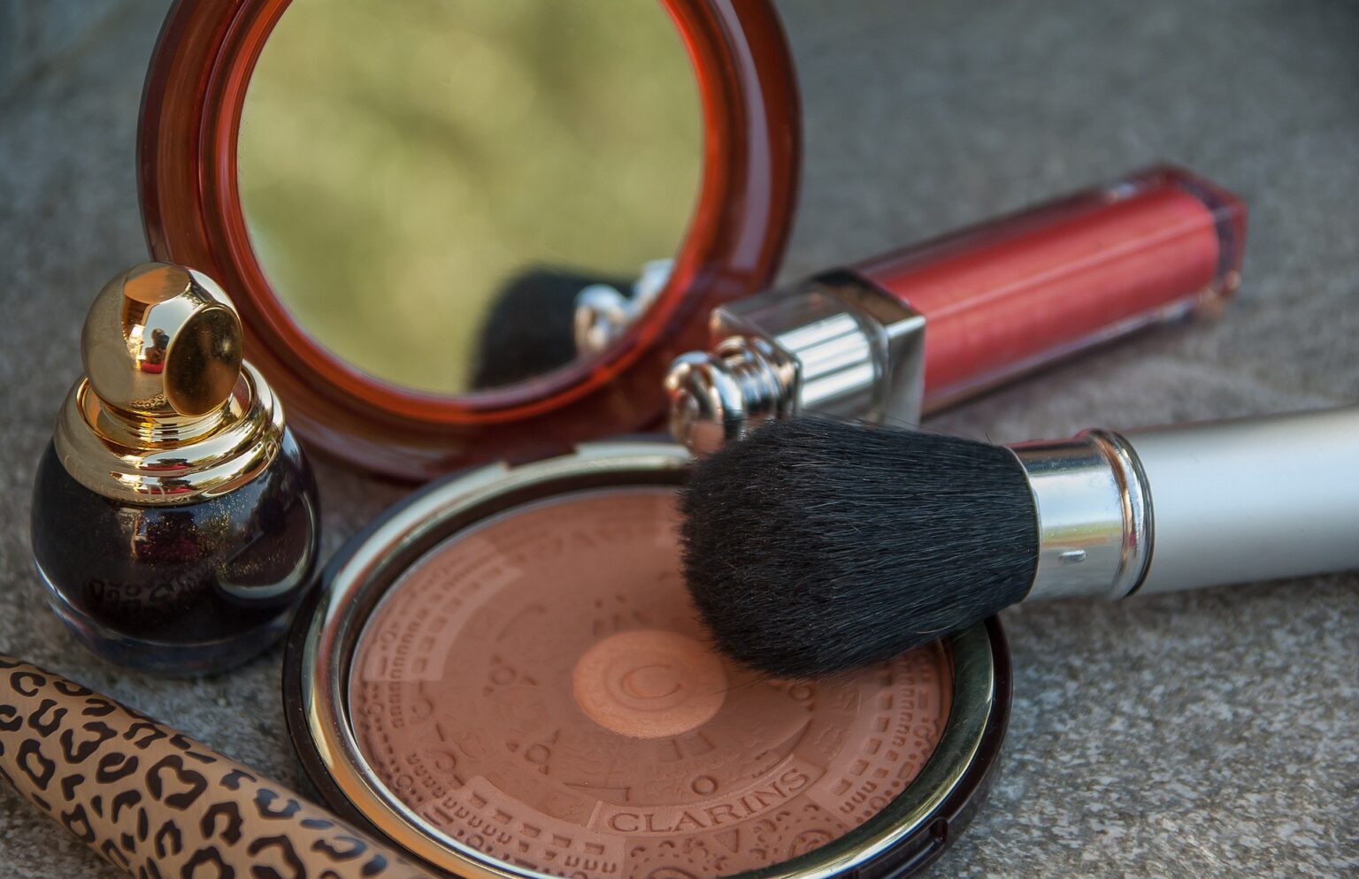 The Charm and Value of Vintage Makeup Compacts: A Collector's Guide ...